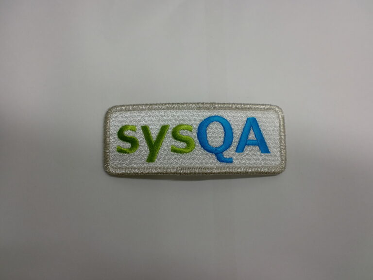 「sysQA」ロゴネームワッペン制作事例 | KAMEOKA